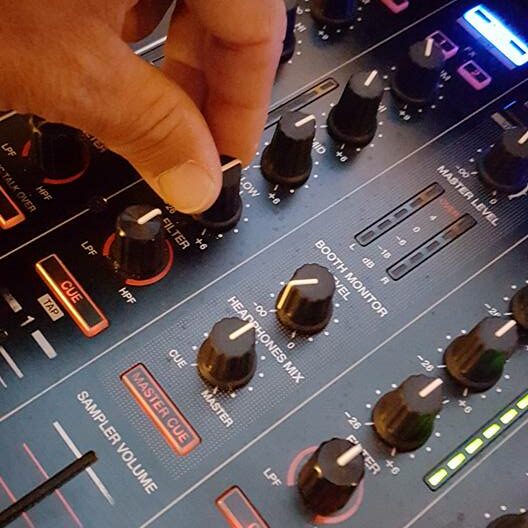 Professional DJ Services | Beachside Entertainment